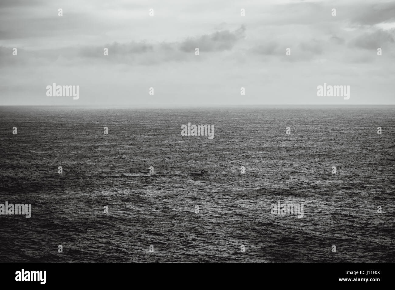 Horizontal black white ocean horizon hi-res stock photography and ...