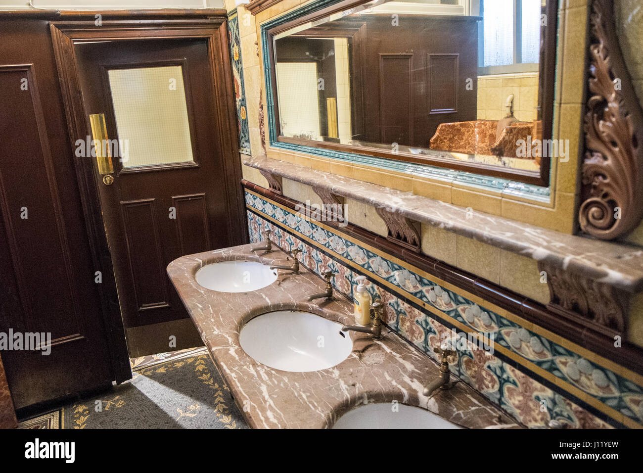 Liverpool philharmonic pub hi-res stock photography and images - Alamy