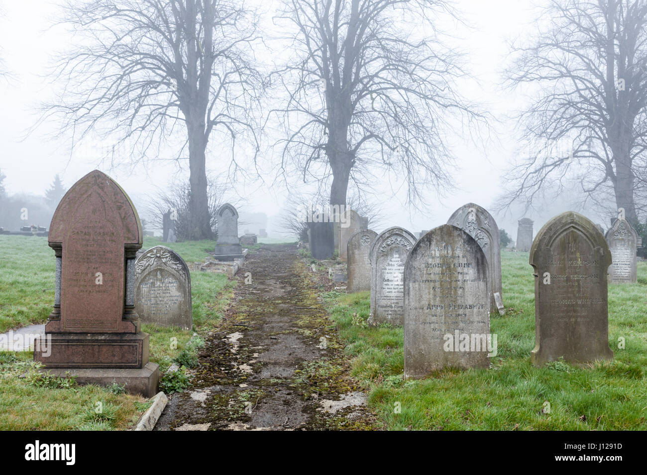 English graveyard hi-res stock photography and images - Alamy