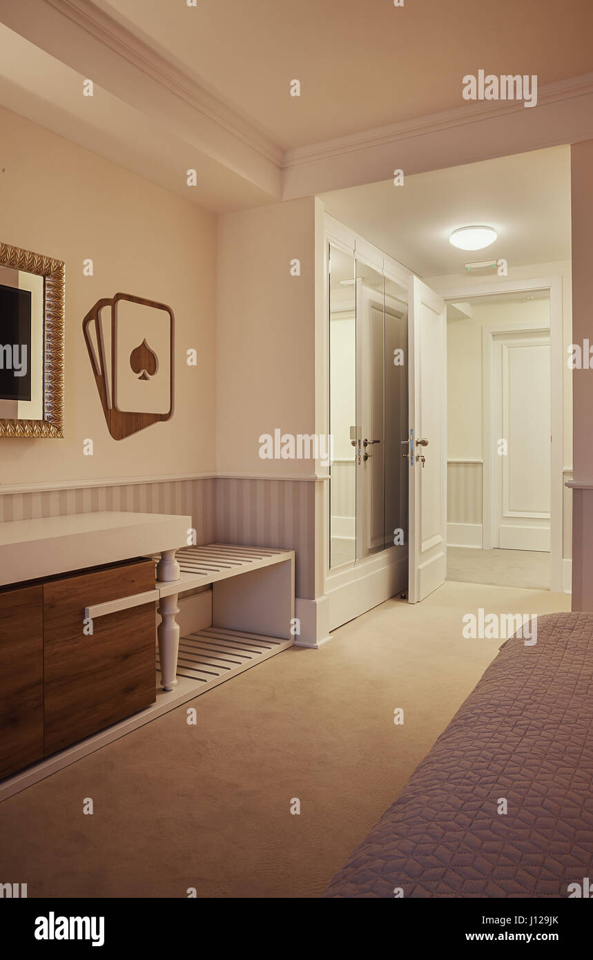 Modern luxury hotel room hi-res stock photography and images - Alamy