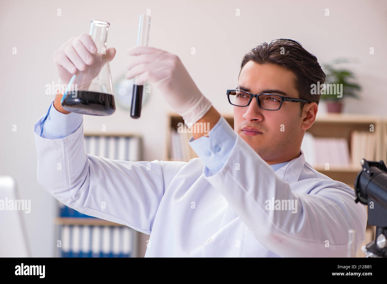 Laboratory assistan hi-res stock photography and images - Alamy