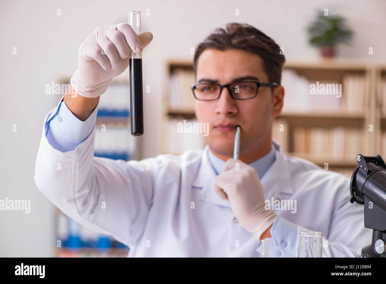 Laboratory assistan hi-res stock photography and images - Alamy
