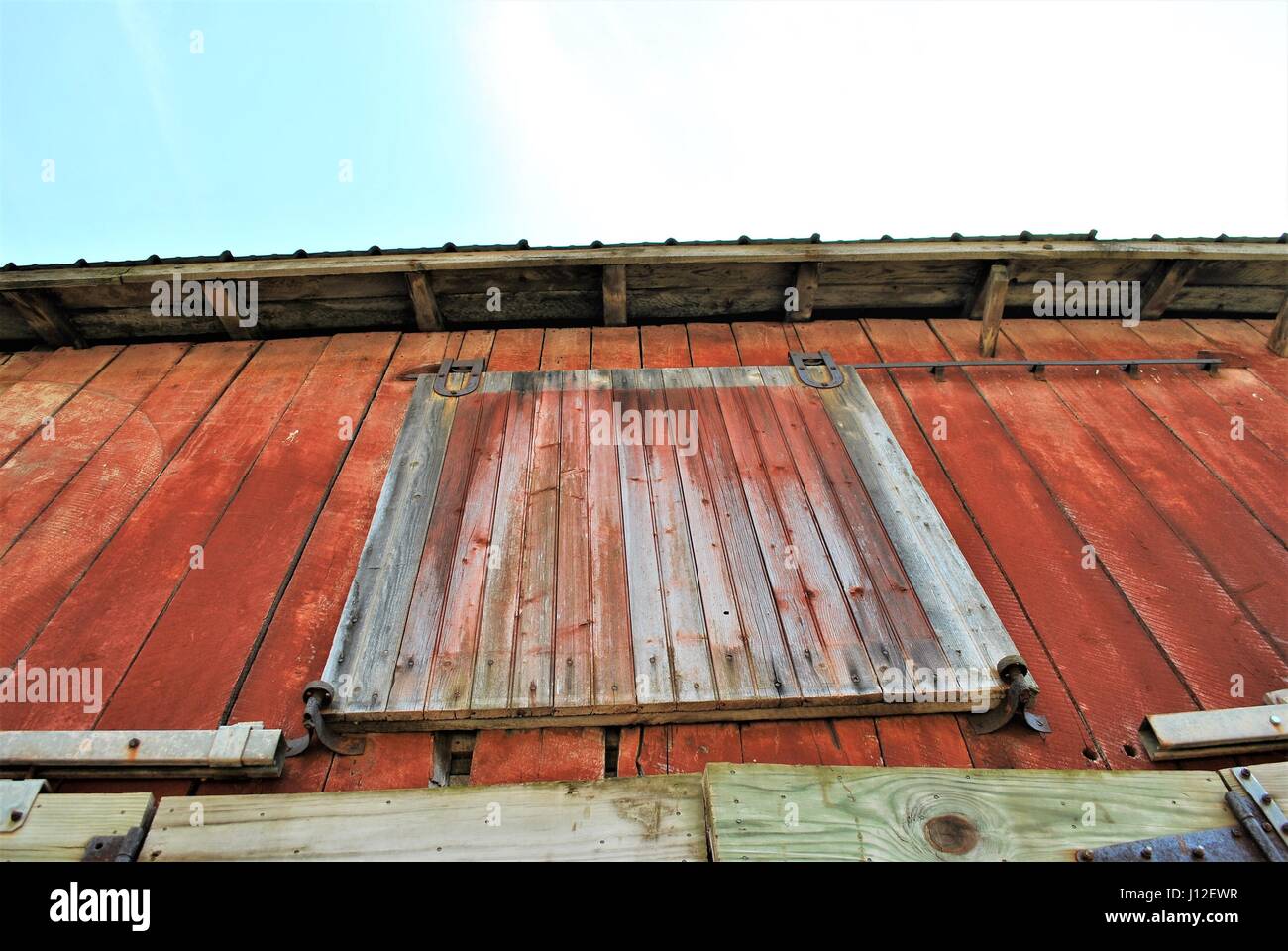 Red barn window hi-res stock photography and images - Alamy