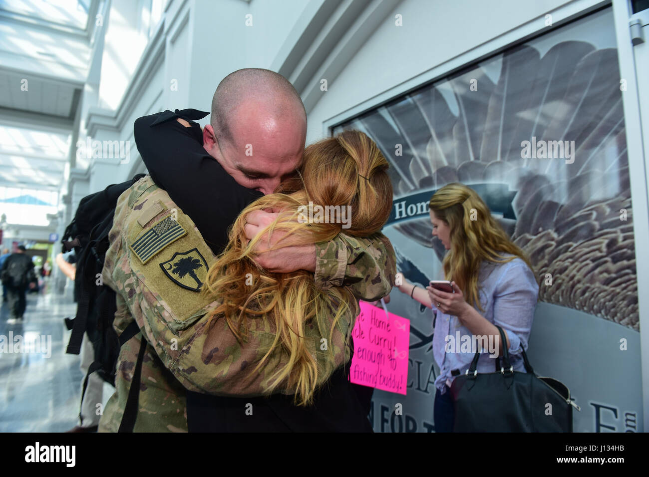 Families welcome airmen home hi-res stock photography and images - Alamy
