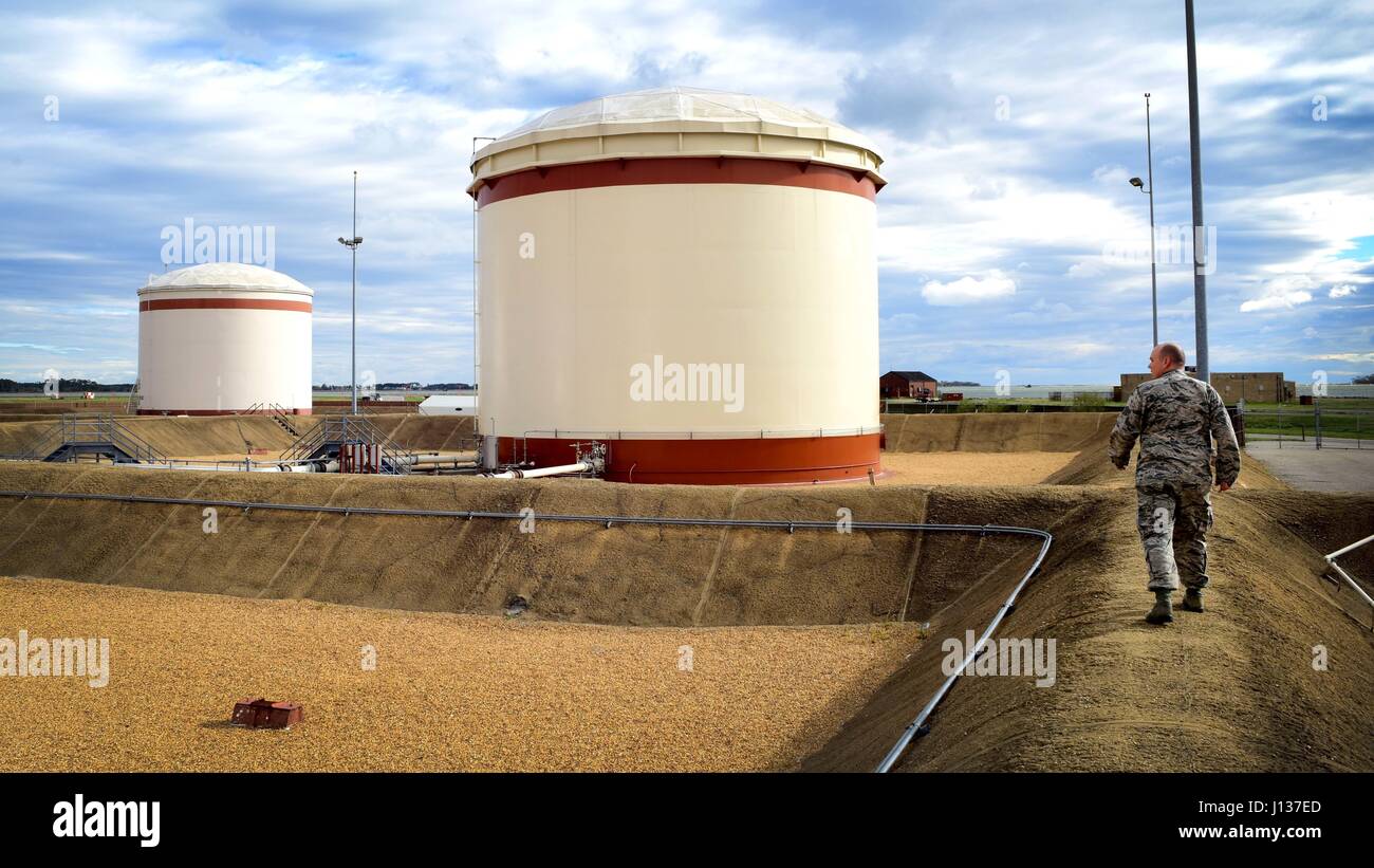 Gasoline storage facilities hi-res stock photography and images - Alamy