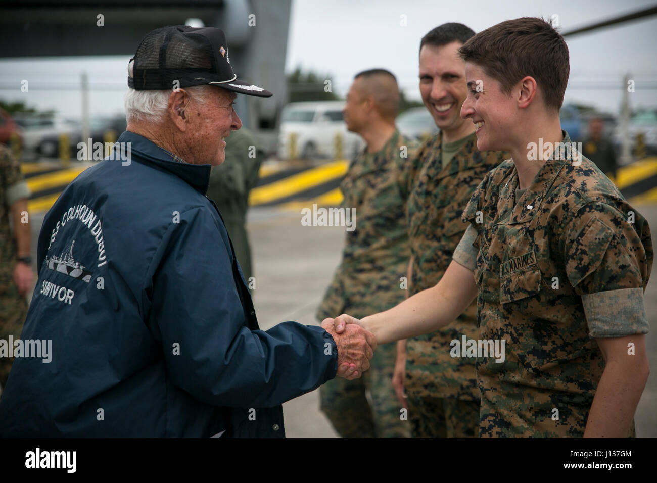 Donald Irwin, a U.S. Navy veteran of World War II, shakes 1st Lt ...