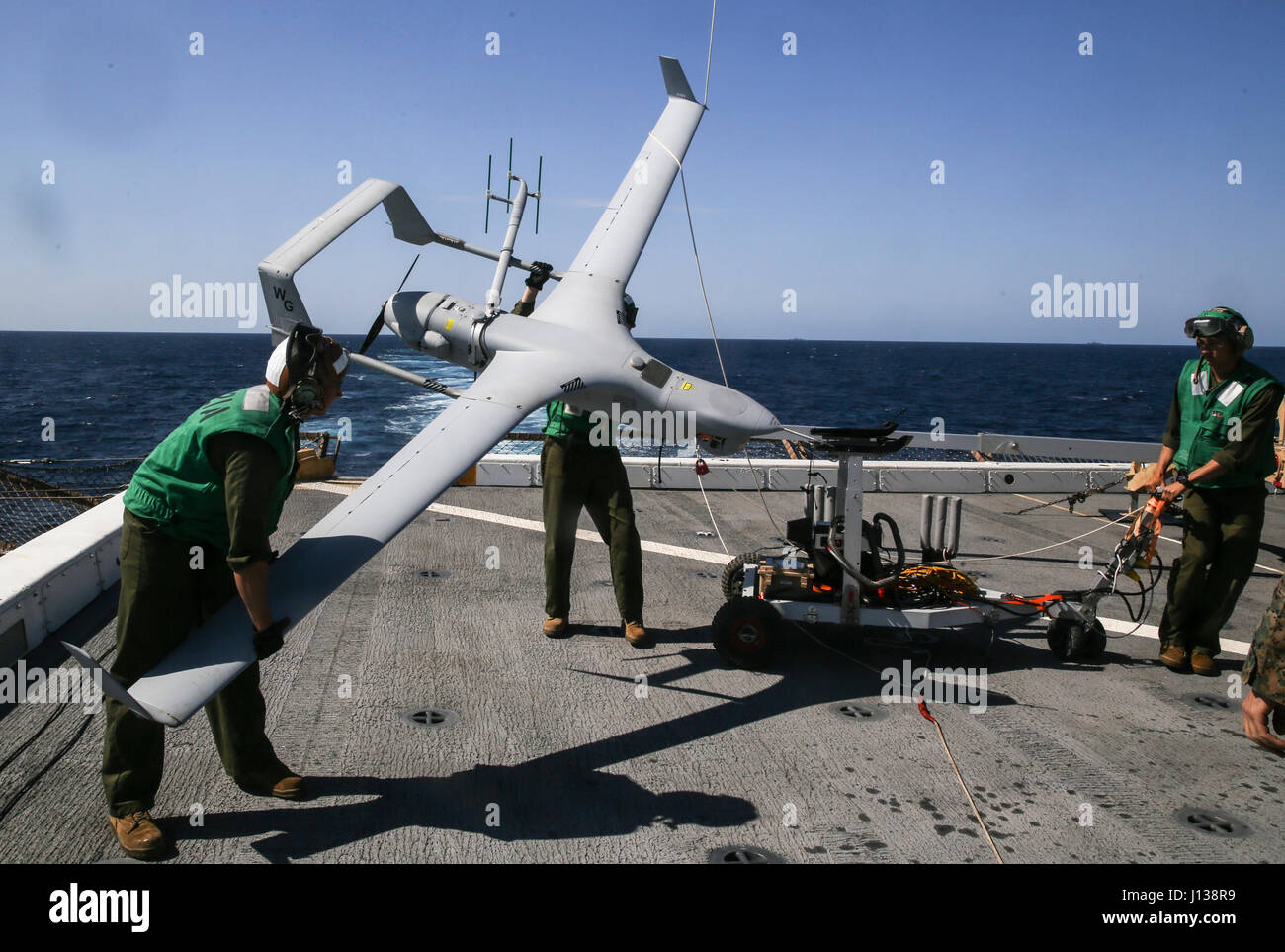 PACIFIC OCEAN, Calif., – Marines with Marine Medium Tiltrotor Squadron ...