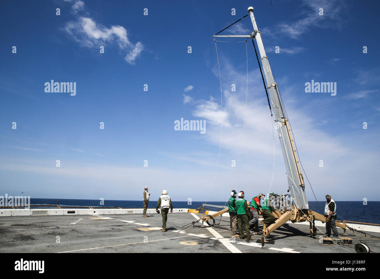 PACIFIC OCEAN, Calif., – Marines with Marine Medium Tiltrotor Squadron ...