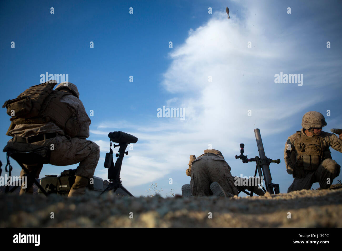 Marine corps mortar team hi-res stock photography and images - Alamy