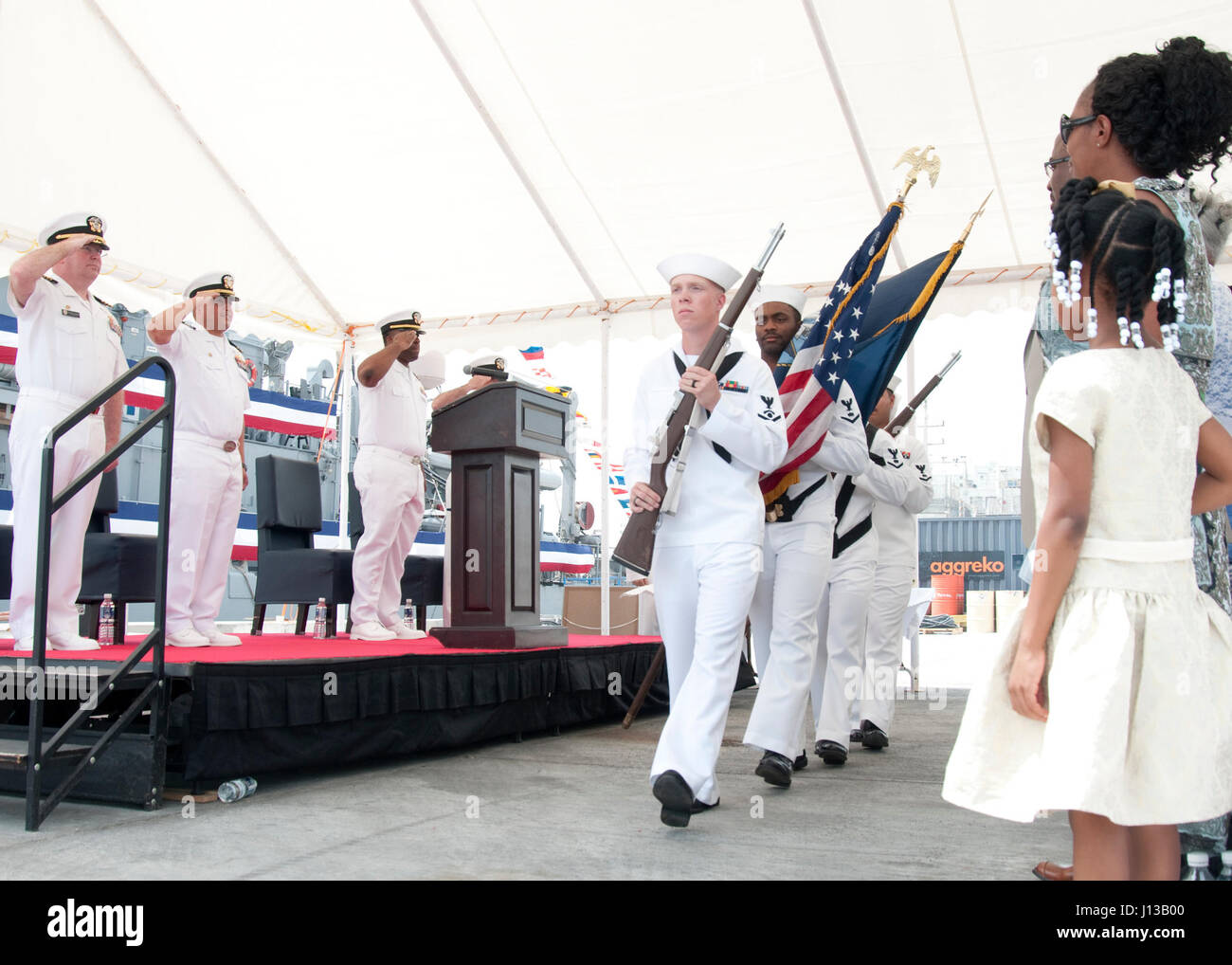 Mine warfare ship uss gladiator hi-res stock photography and images - Alamy