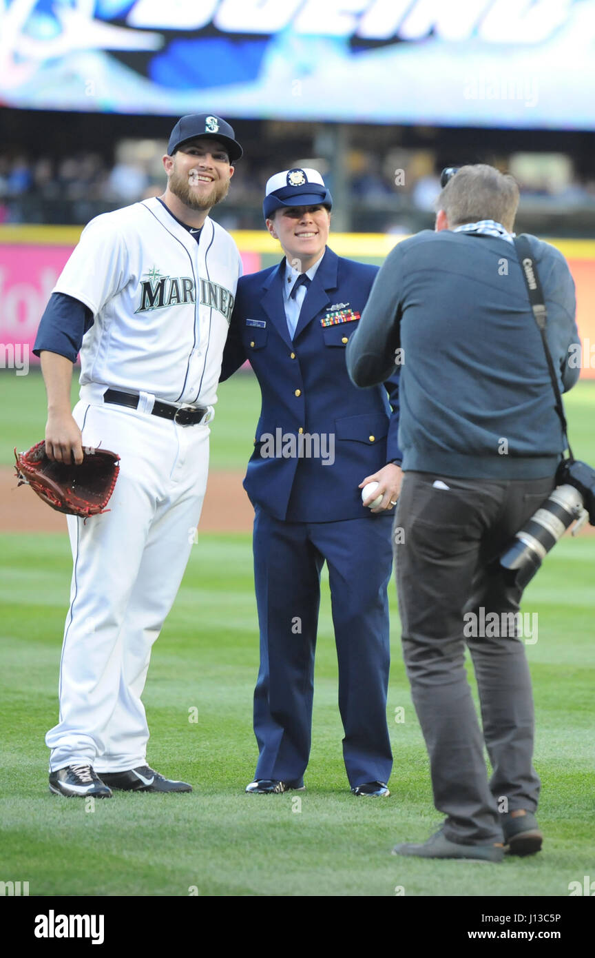 Petty Officer 1st Class Tara Dodd (center), a culinary specialist ...