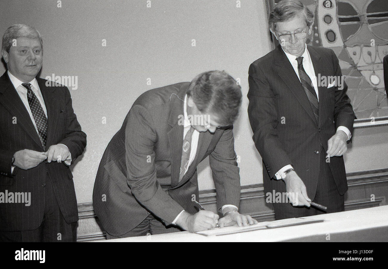 men signing papers Stock Photo - Alamy