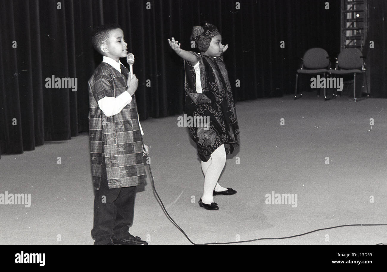 children standing singing Stock Photo - Alamy
