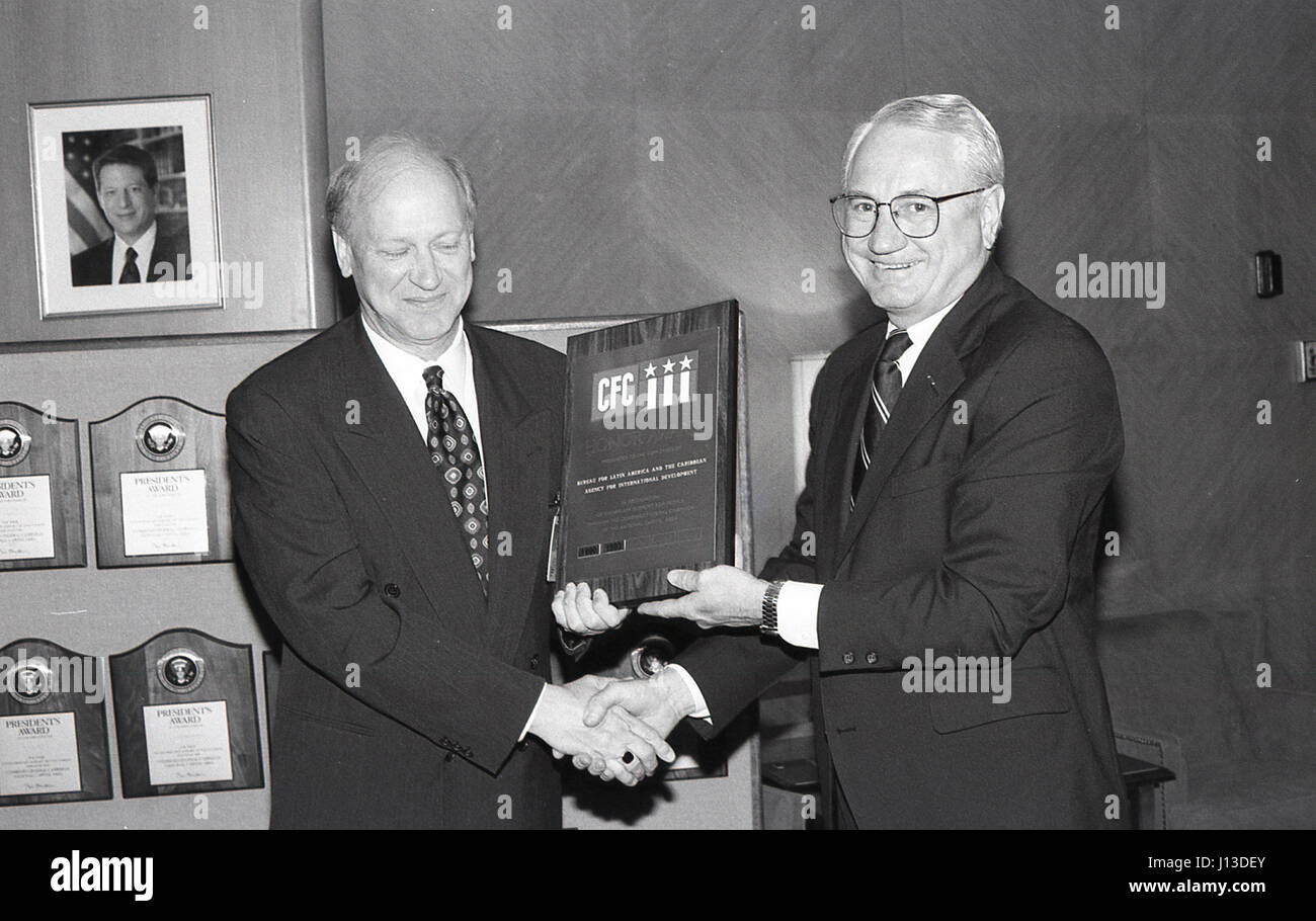 Man receiving an award hi-res stock photography and images - Alamy