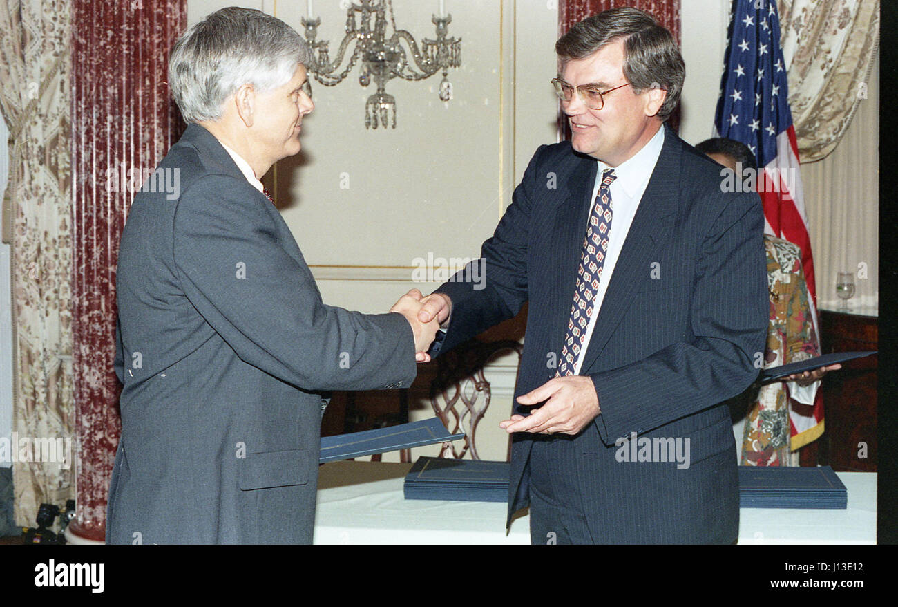 Men Shaking Hands Army High Resolution Stock Photography and Images - Alamy