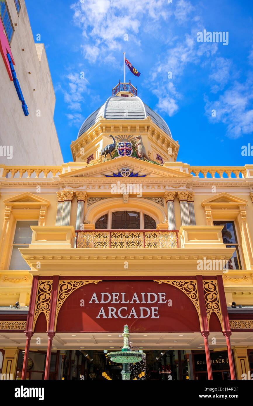 Outdoor mall fountain hi-res stock photography and images - Alamy
