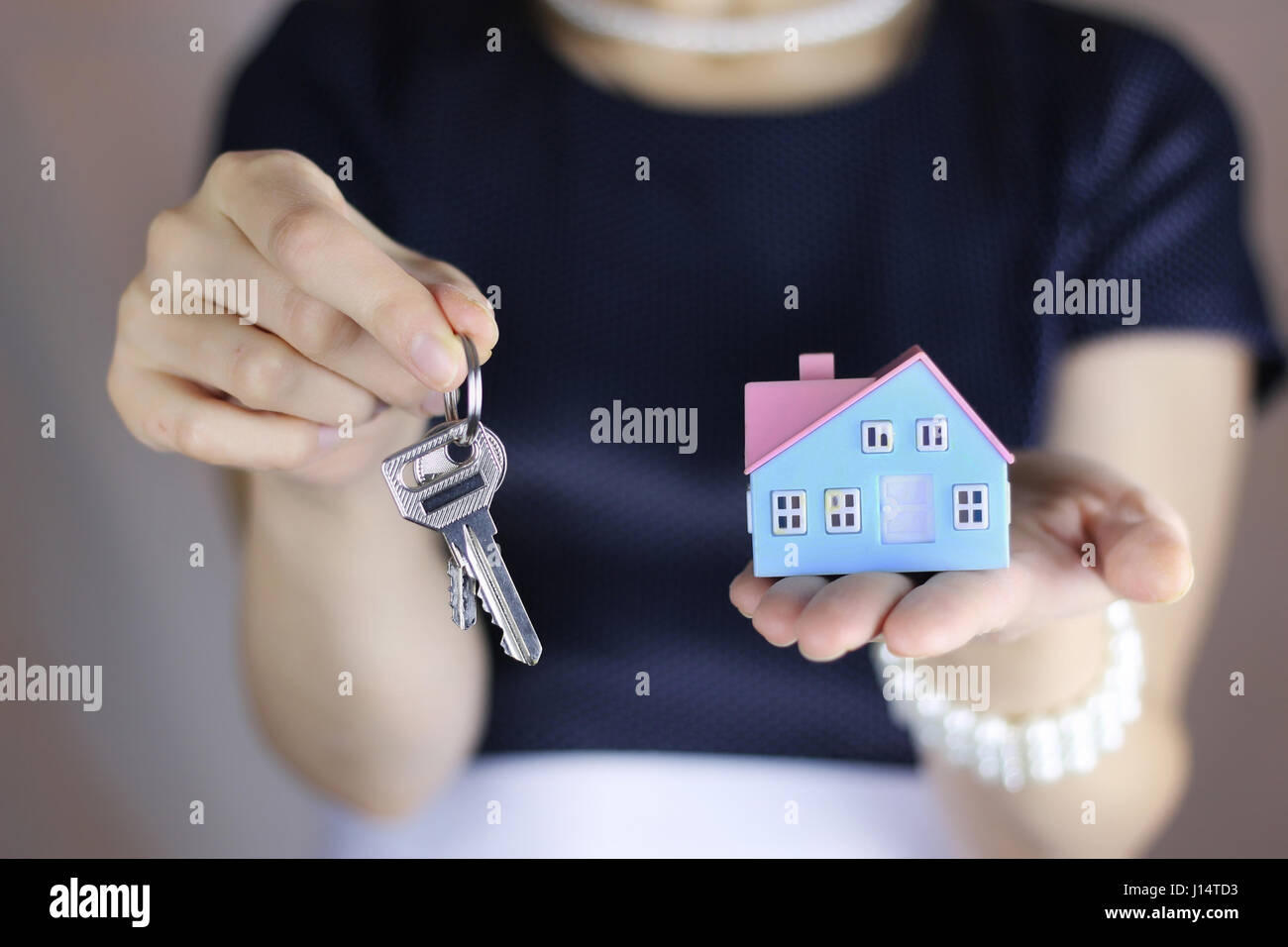 hand house agent Stock Photo - Alamy