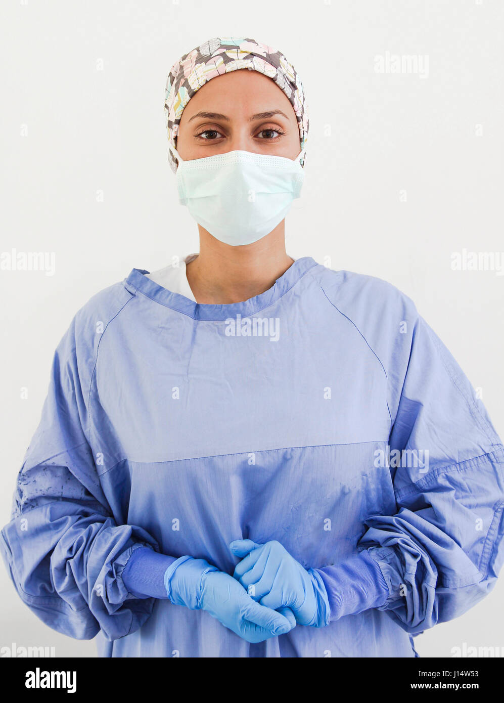 Portrait of a surgeon with gloves and a face mask Stock Photo - Alamy