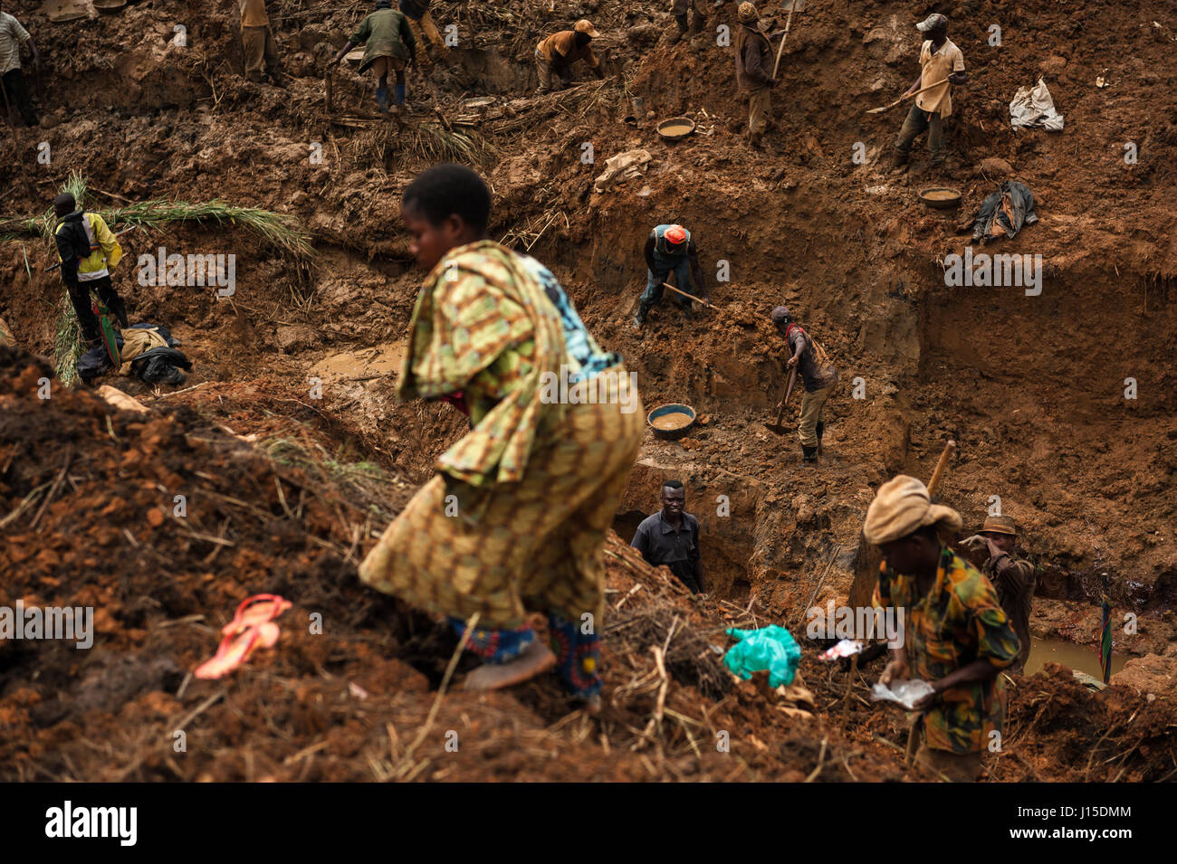Artisanal gold miners working diggings near Iga Barriere, Ituri ...