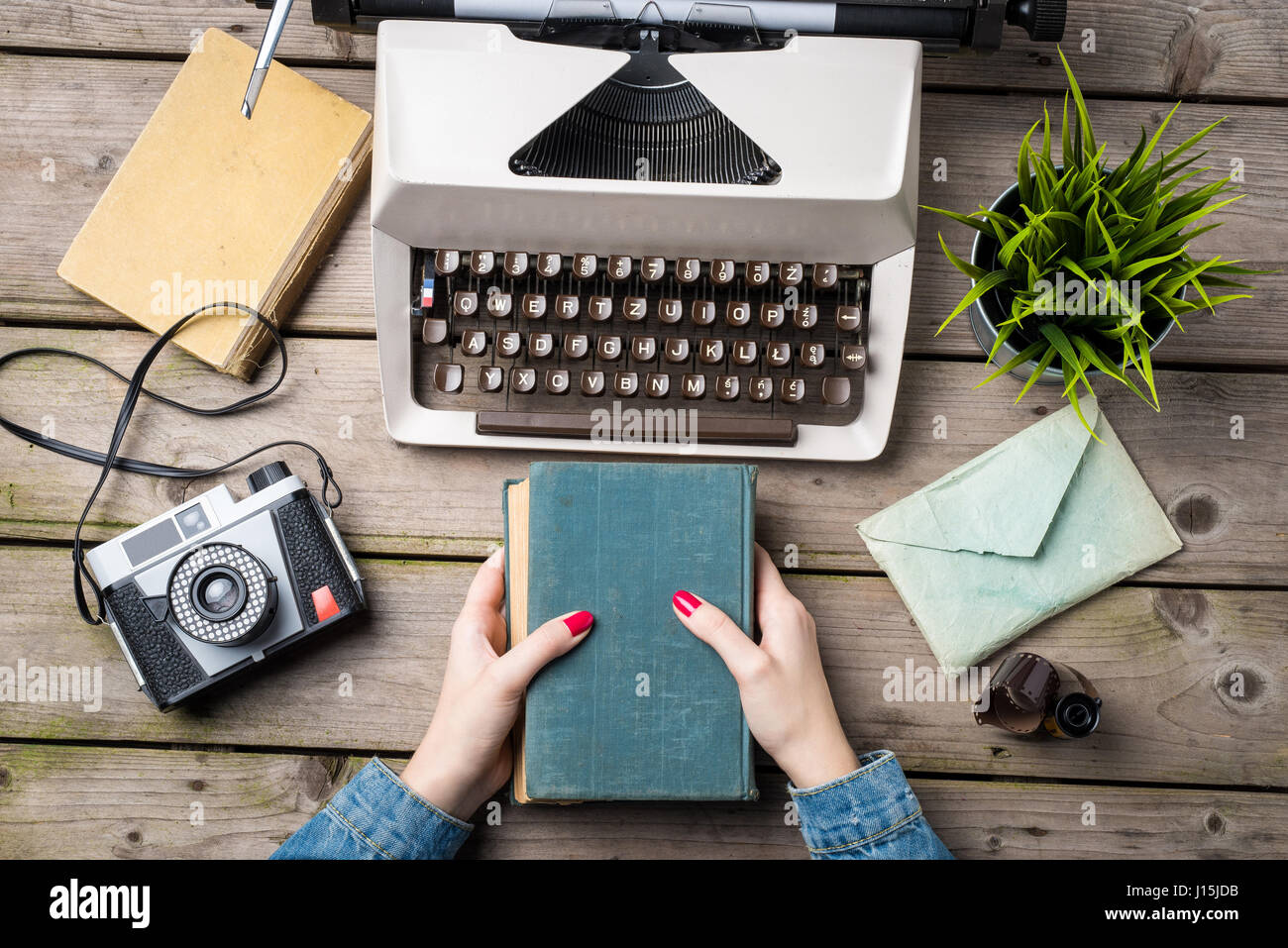 Desktop woman hi-res stock photography and images - Alamy