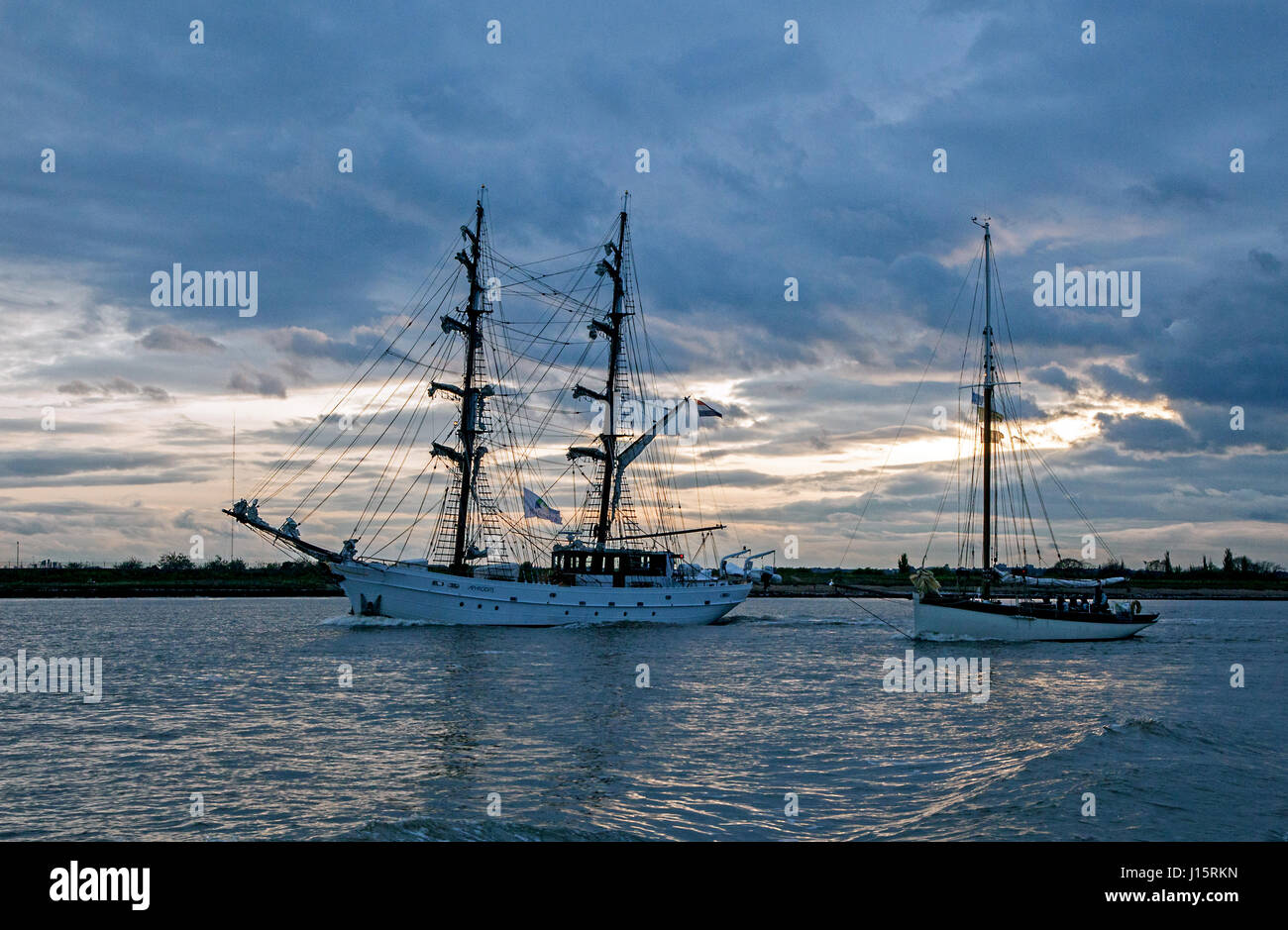 Old sailing ship silhouette hi-res stock photography and images - Alamy