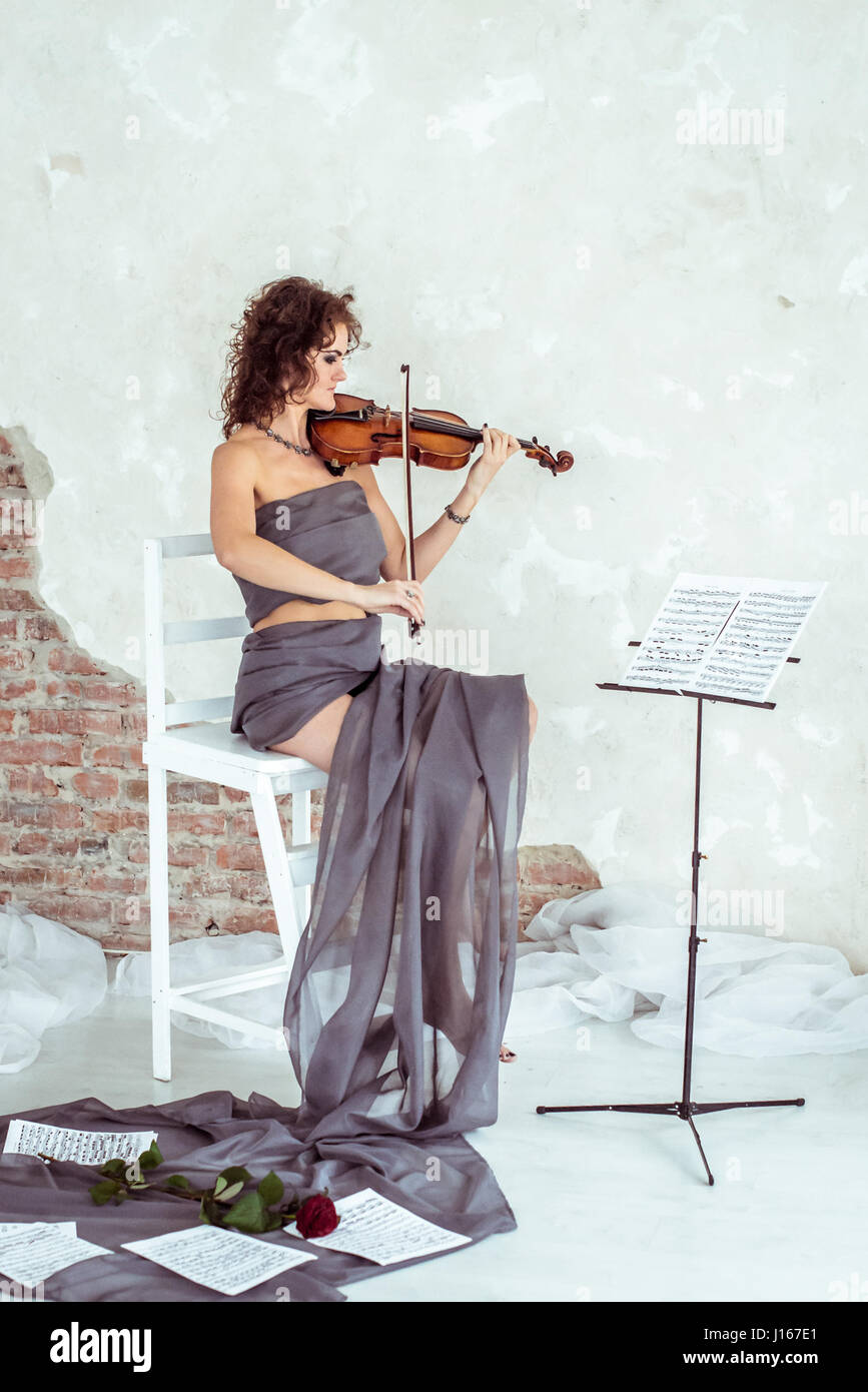 Beautiful woman playing the violin Stock Photo - Alamy