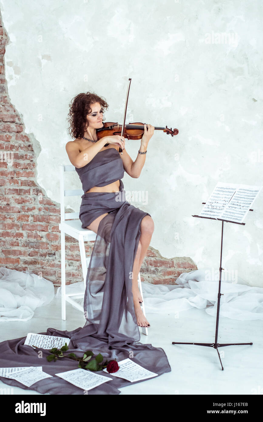 Beautiful woman playing the violin Stock Photo - Alamy