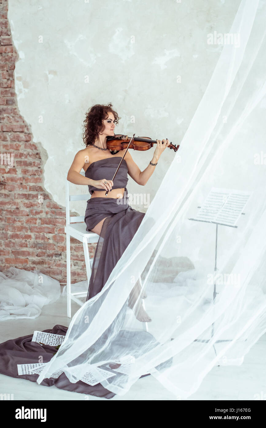 Beautiful woman playing the violin Stock Photo - Alamy