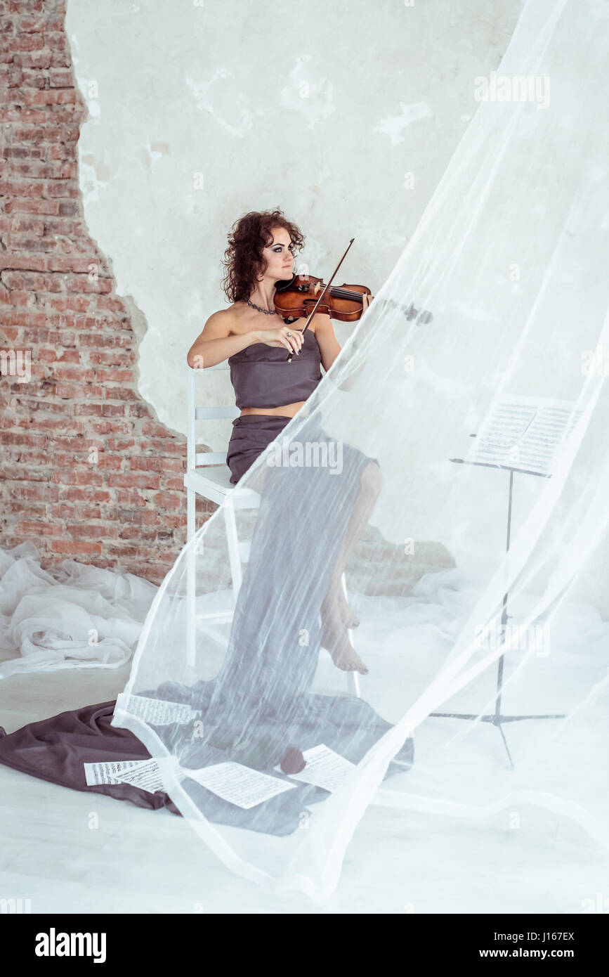 Beautiful woman playing the violin Stock Photo - Alamy