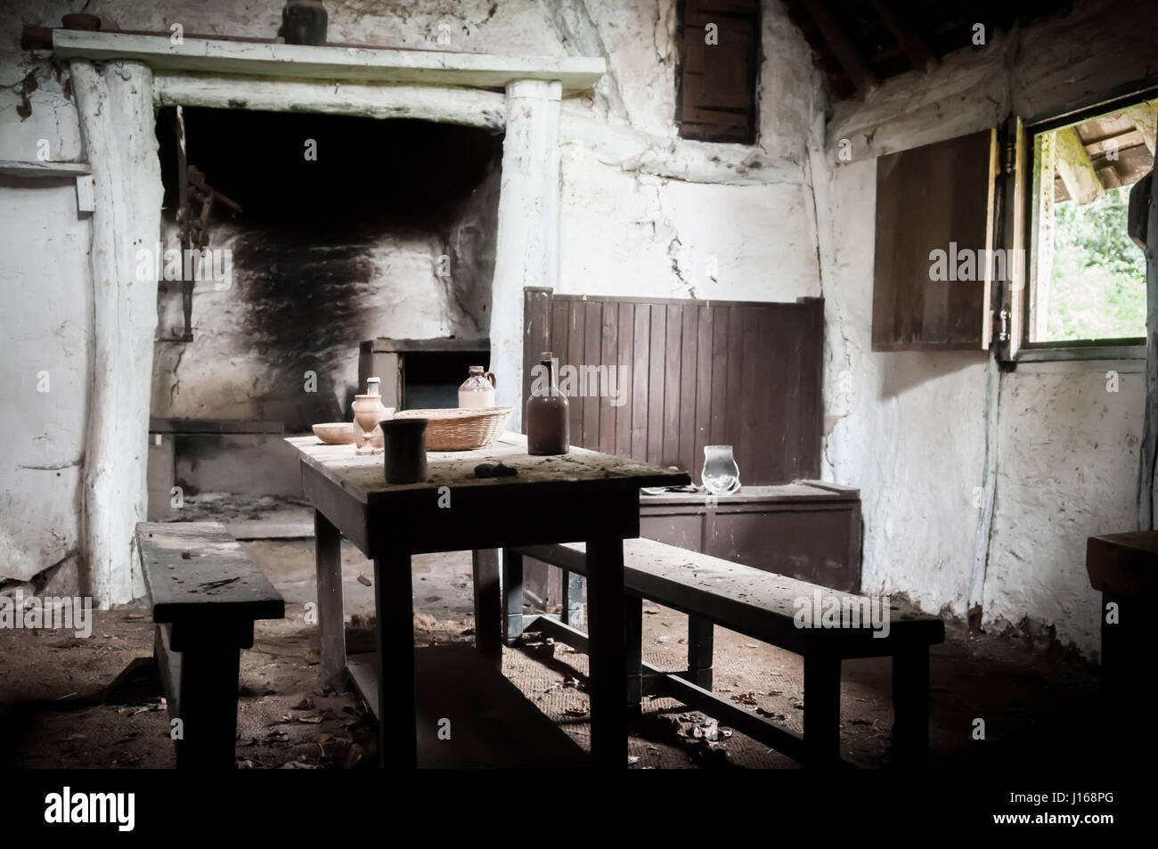 Run down house interior hi-res stock photography and images - Alamy