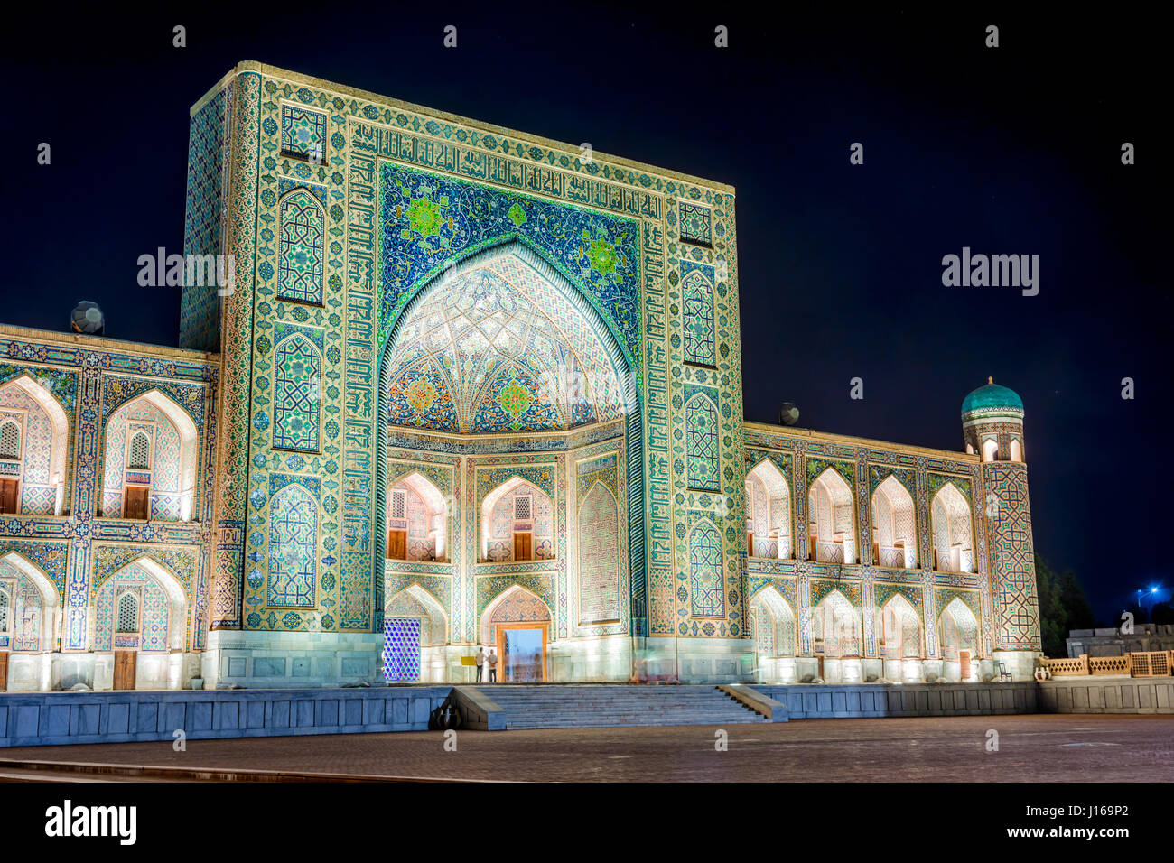Illuminated Tilya-Kori madrasah at night, Samarkand Registan ...
