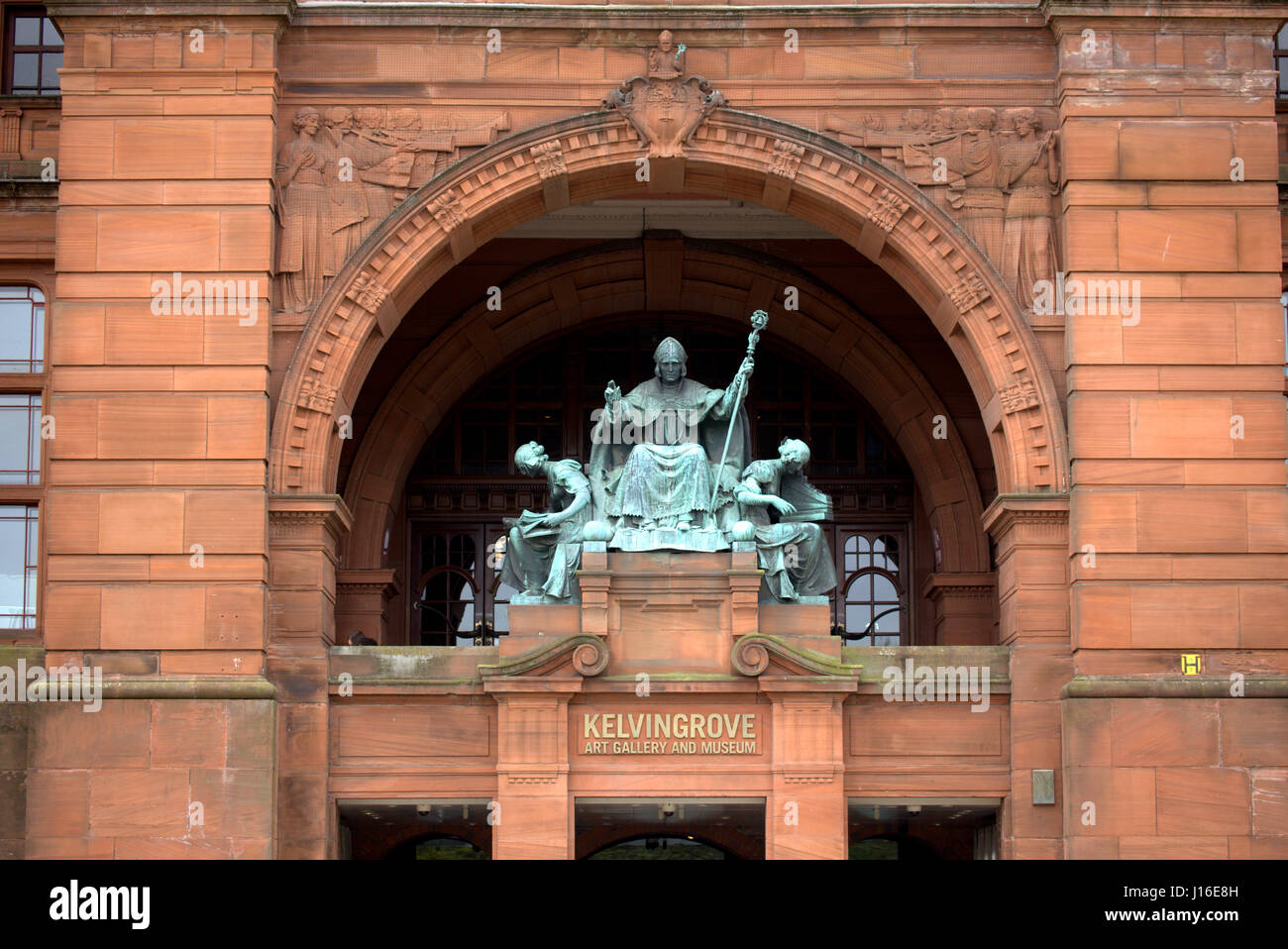 Kelvingrove Art Galleries and Museum front entrance with bishop statue ...