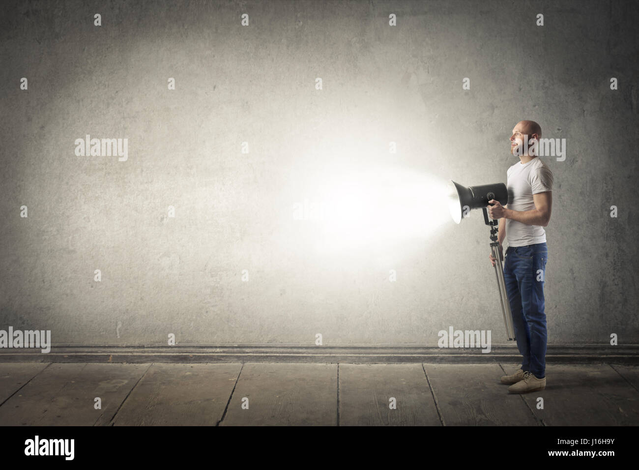 Man holding reflector Stock Photo - Alamy