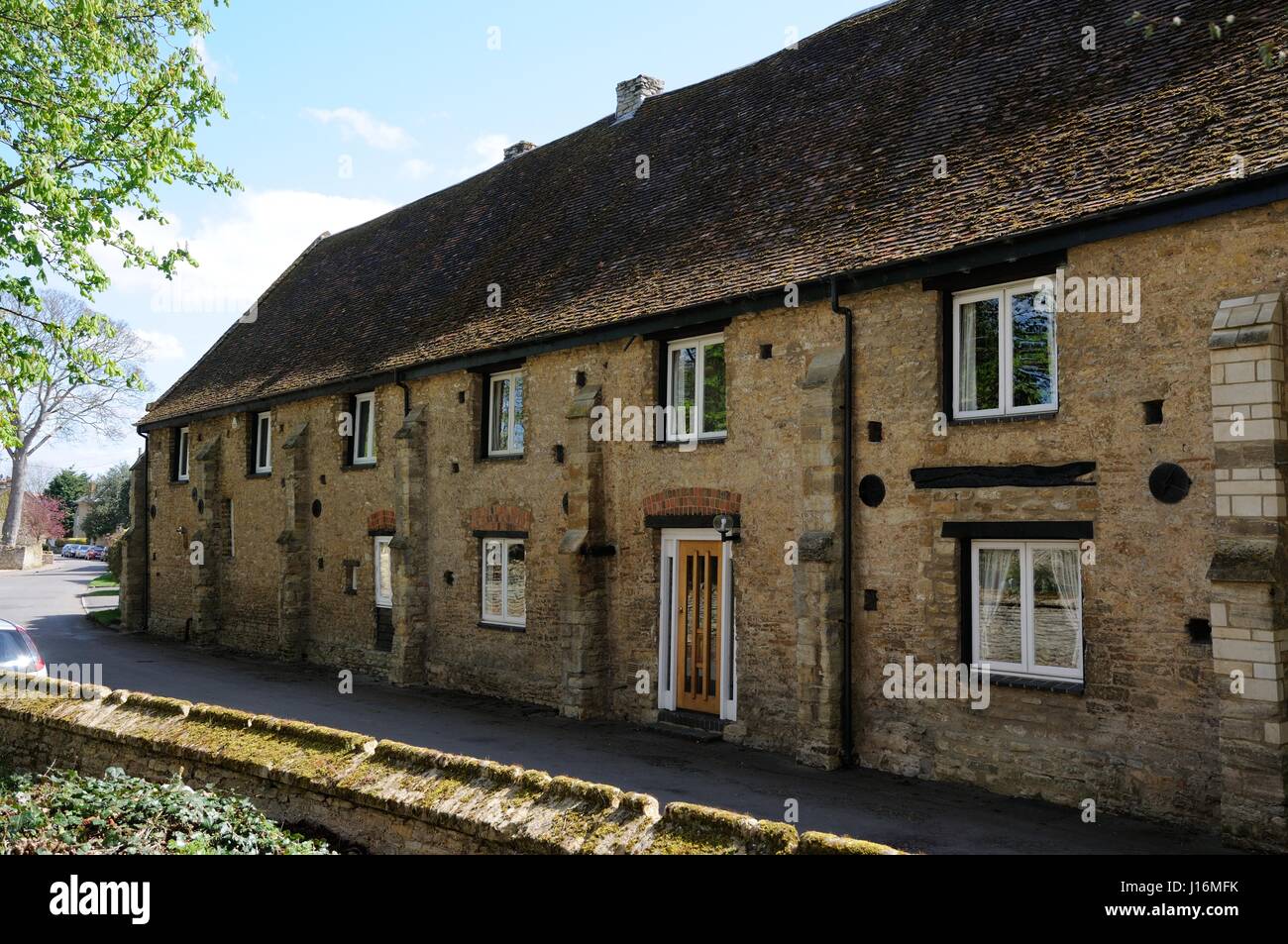 Medieval barn england hi-res stock photography and images - Alamy