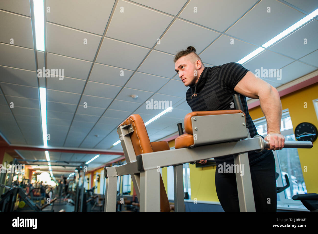 Focused man doing dips in the gym Stock Photo - Alamy