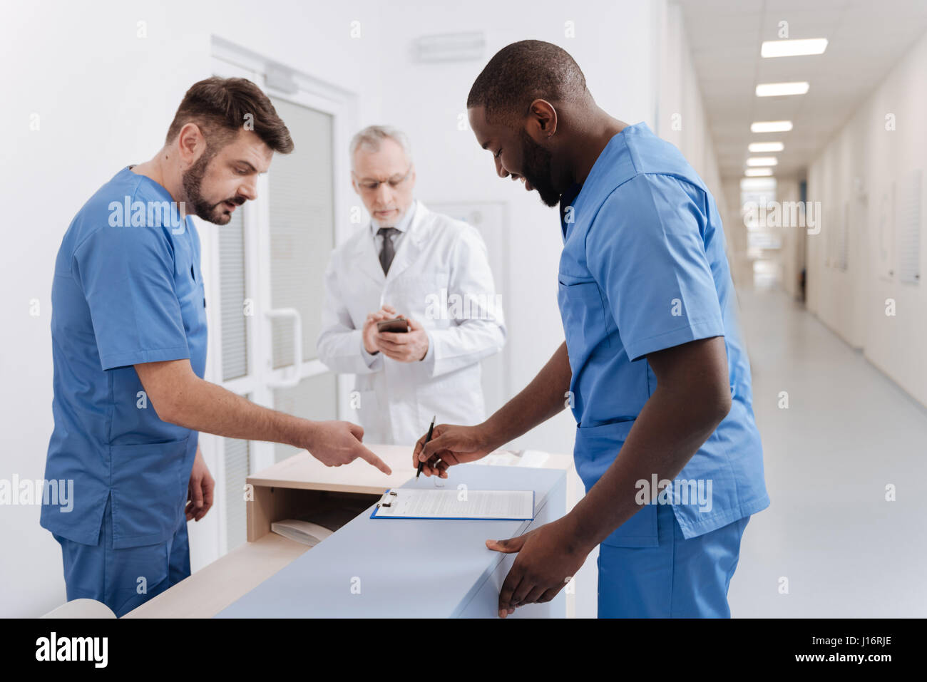 Professional doctors working in the hospital Stock Photo - Alamy