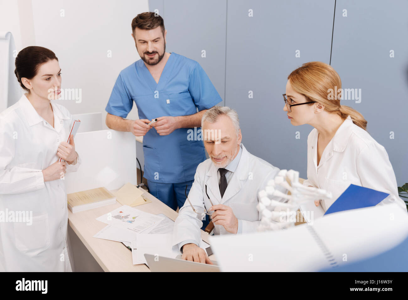 Medical students anatomy lecture hi-res stock photography and images ...