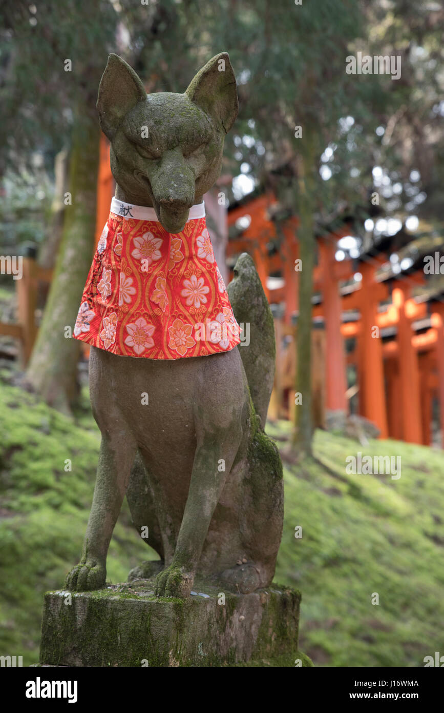A fox statue (messenger of the gods) at Fushimi Inari Shrine, Kyoto ...