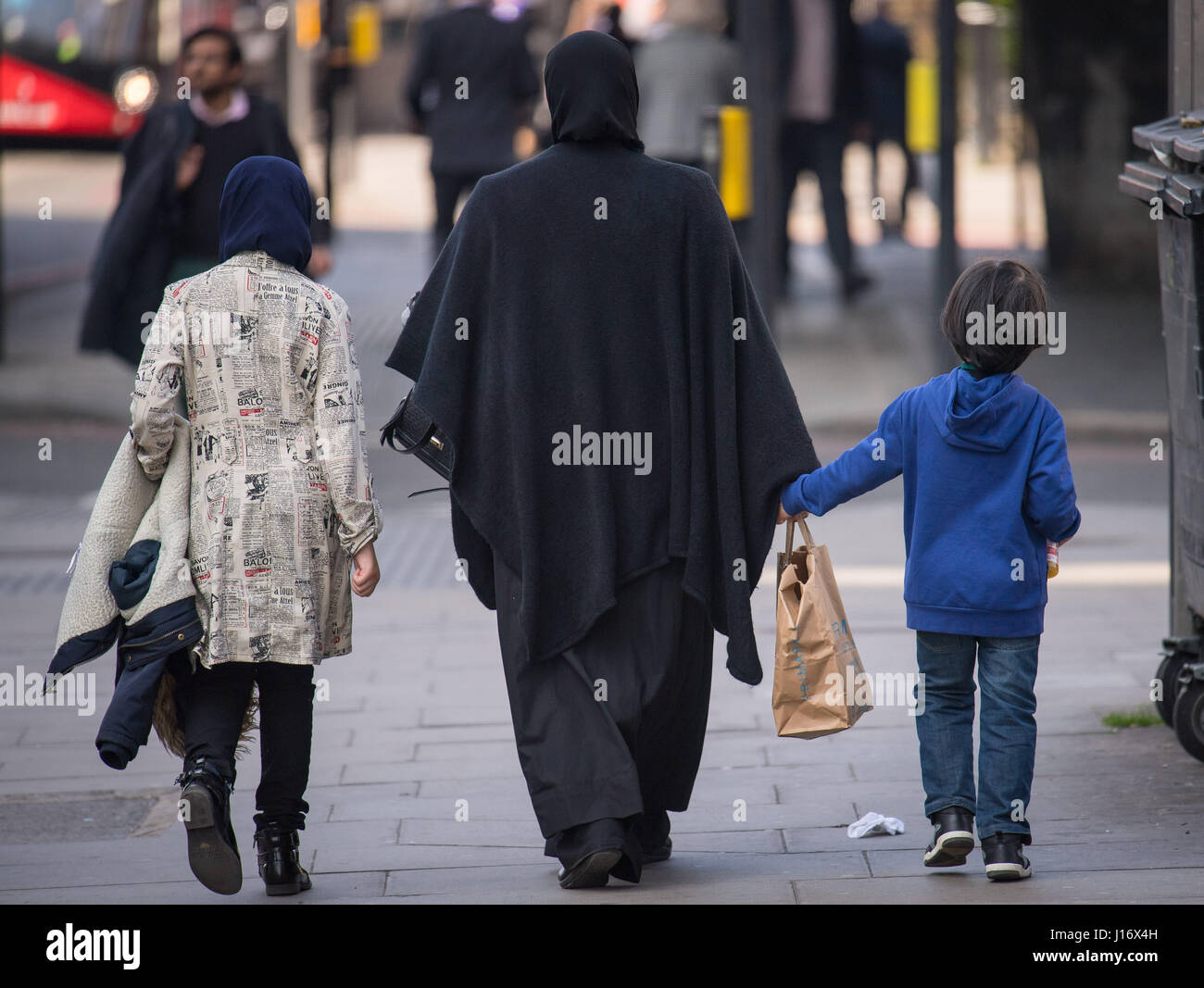 Muslim child niqab hi-res stock photography and images - Alamy