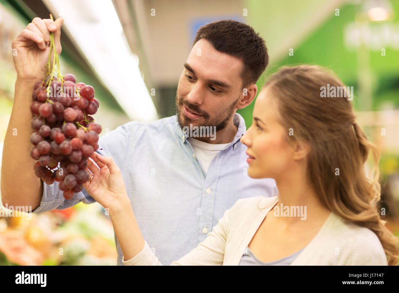 Grapes grocery store hi-res stock photography and images - Alamy
