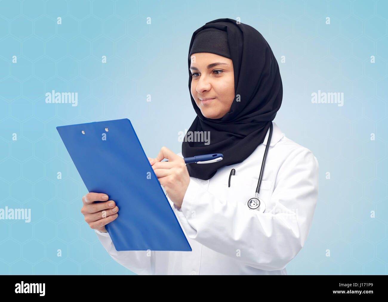 Muslim female doctor in hijab hi-res stock photography and images - Alamy