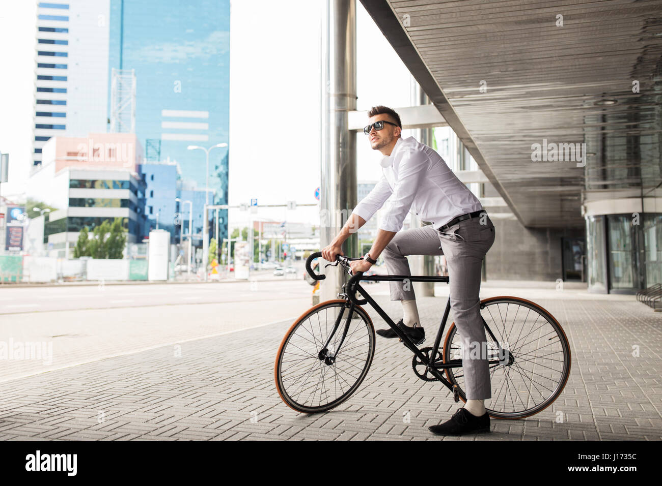 Business man bicycle outdoors hi-res stock photography and images - Alamy