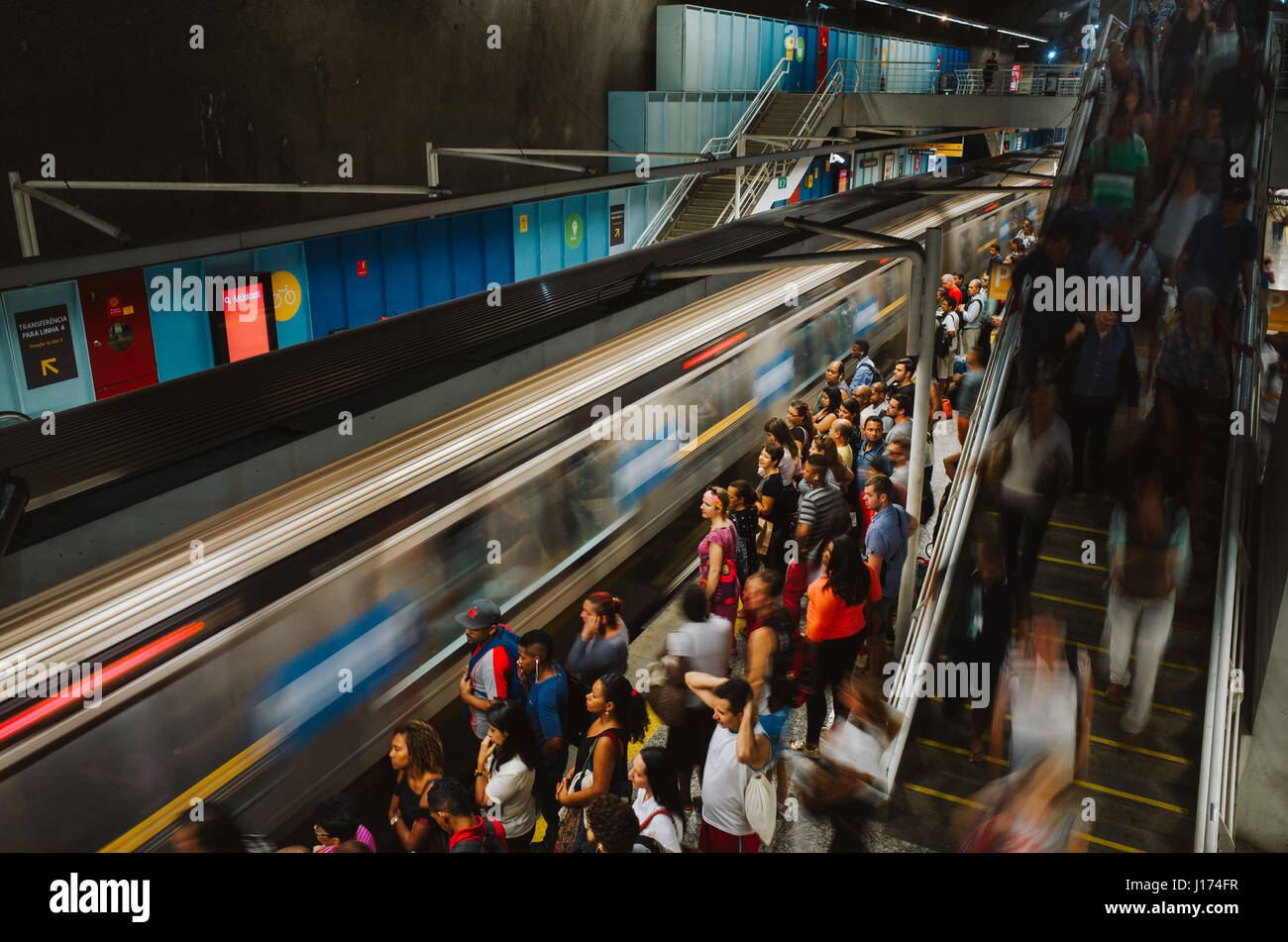 People waiting for the Metro arriving in station General Osorio ...