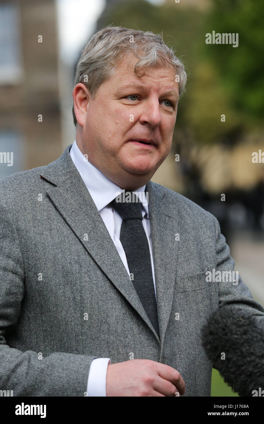 College Green. Westminster. London, UK. 18th Apr, 2017. Angus Robertson ...