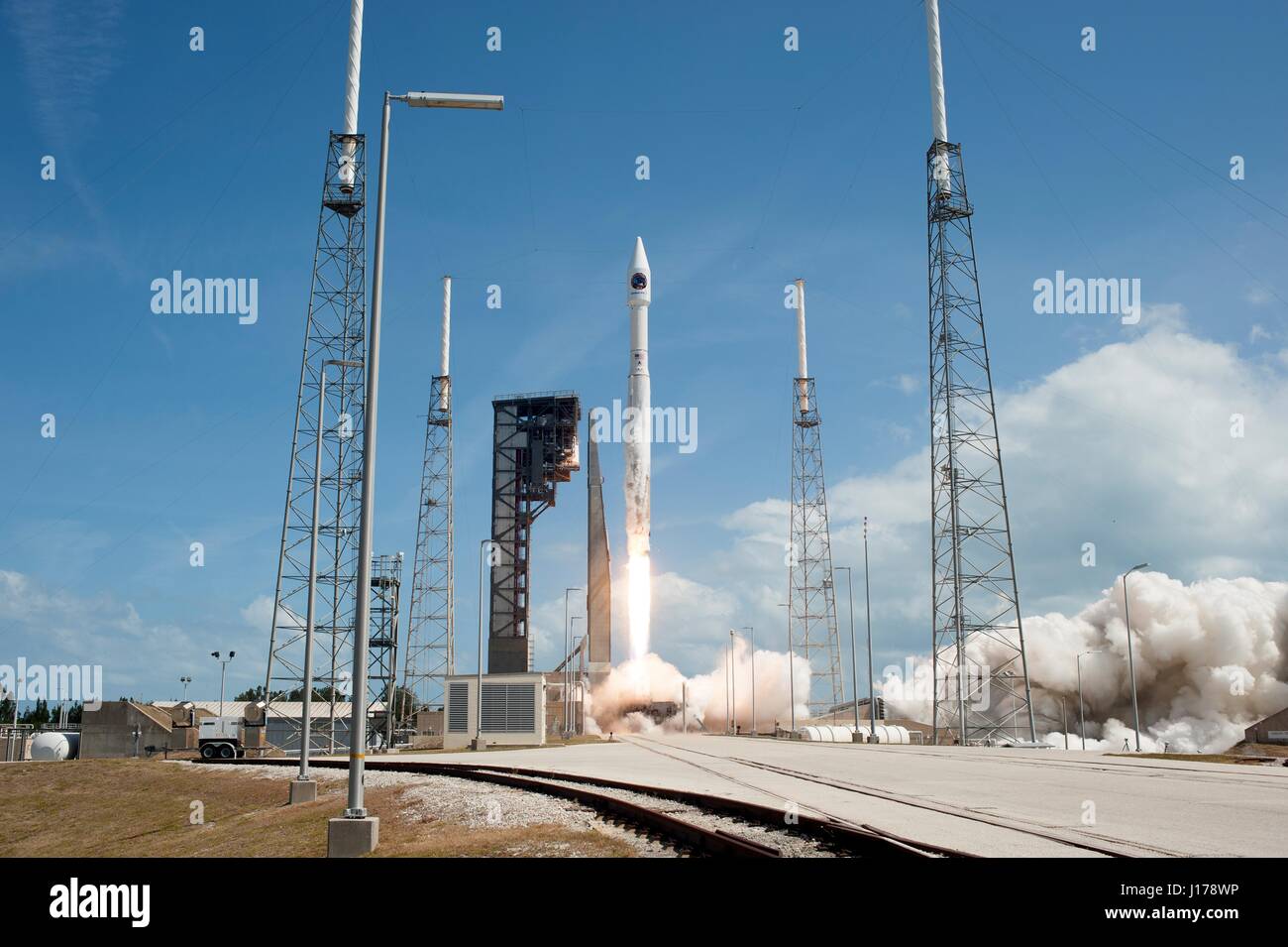 Orbital atk cygnus cargo module hi-res stock photography and images - Alamy