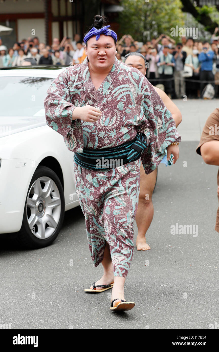 Tokyo, Japan. 17th Apr, 2017. Hakuho Sumo : Yasukuni Shrine Honozumo is ...