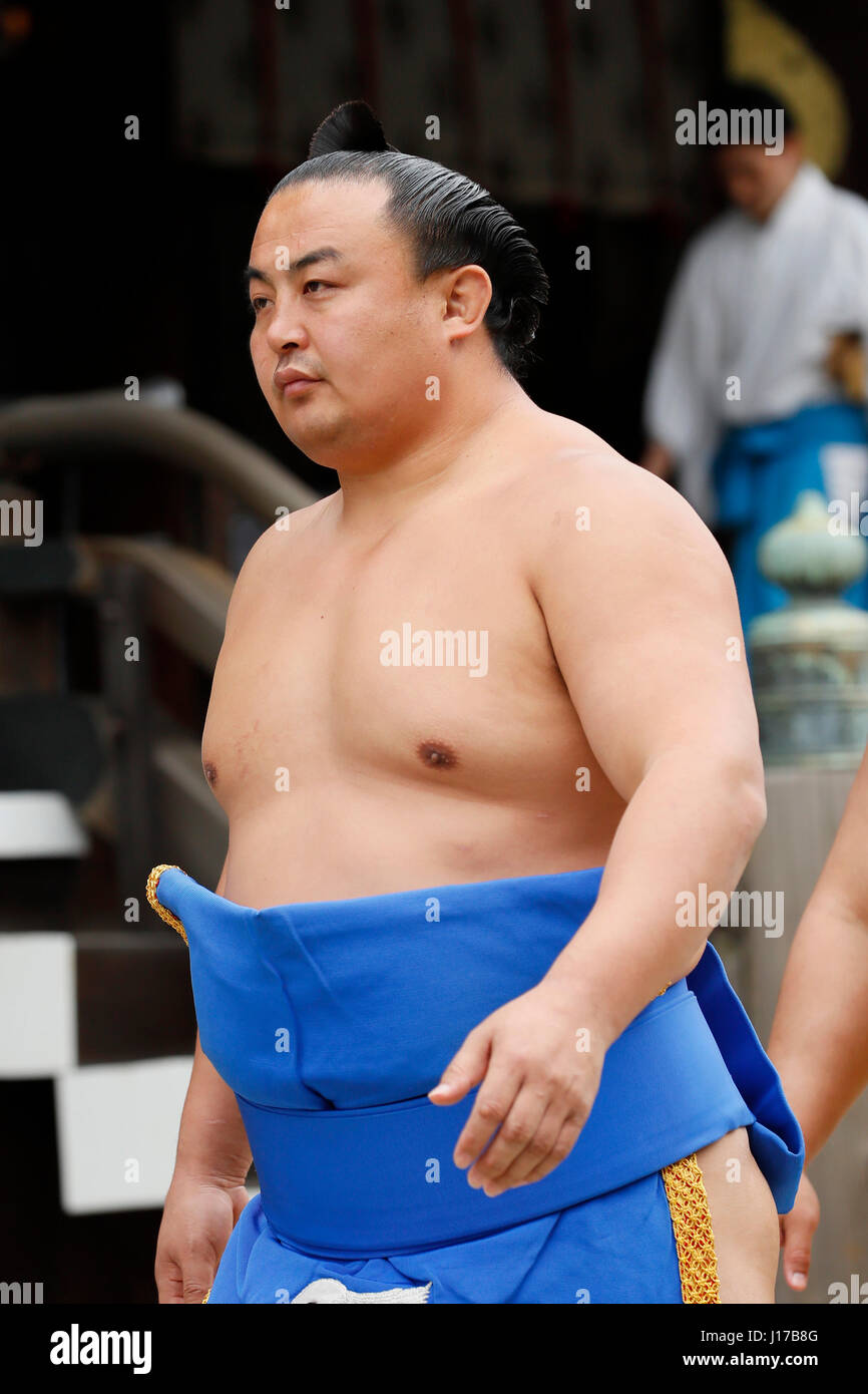 Tokyo, Japan. 17th Apr, 2017. Sokokurai Sumo : Yasukuni Shrine Honozumo ...