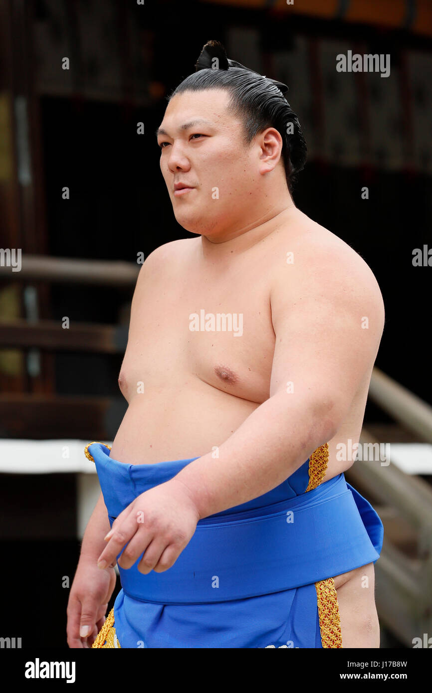 Tokyo, Japan. 17th Apr, 2017. Ikioi Sumo : Yasukuni Shrine Honozumo is ...
