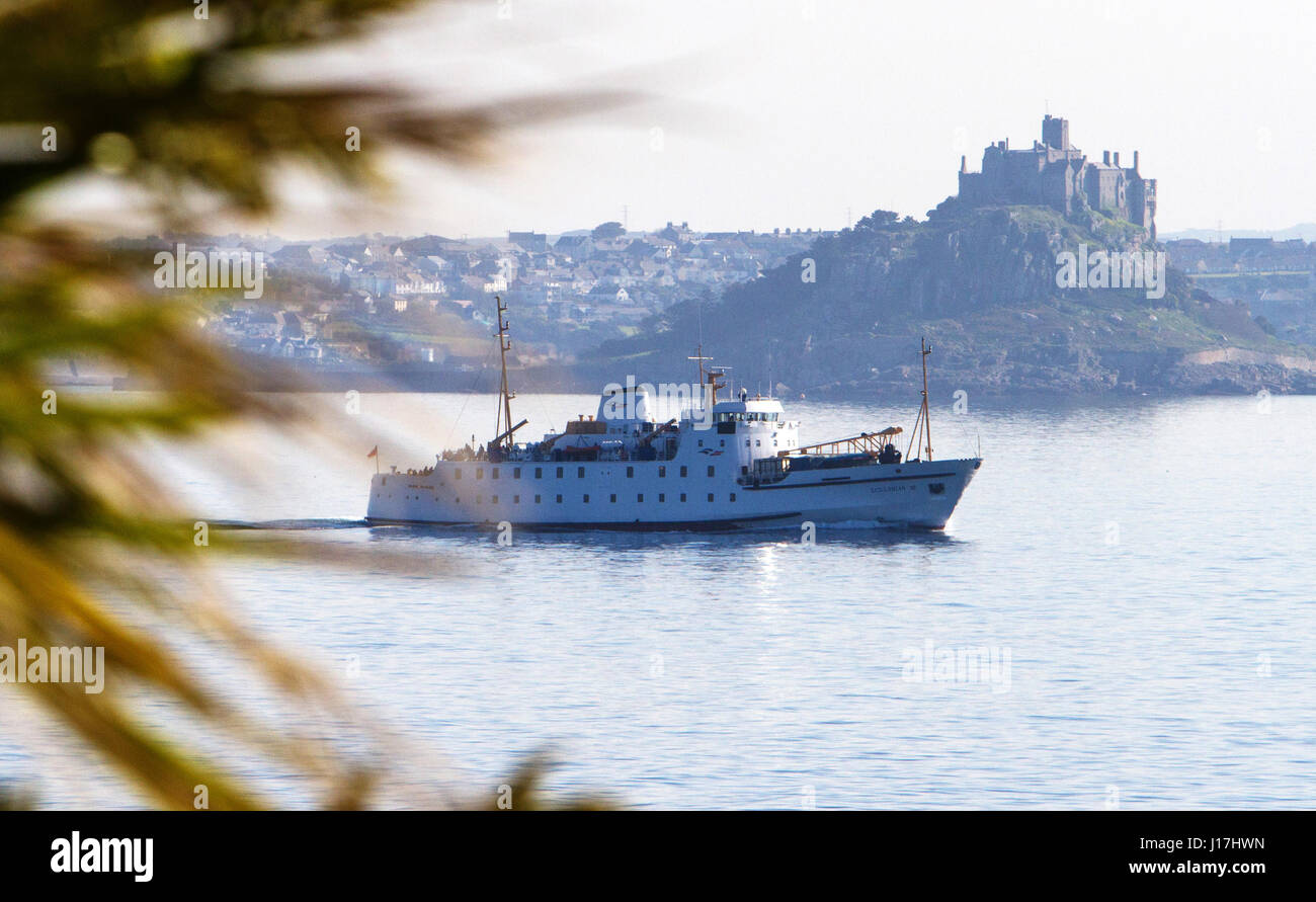 Mount's Bay, UK. 19th Apr, 2017. UK Weather. In a placid, sunlit Mount ...