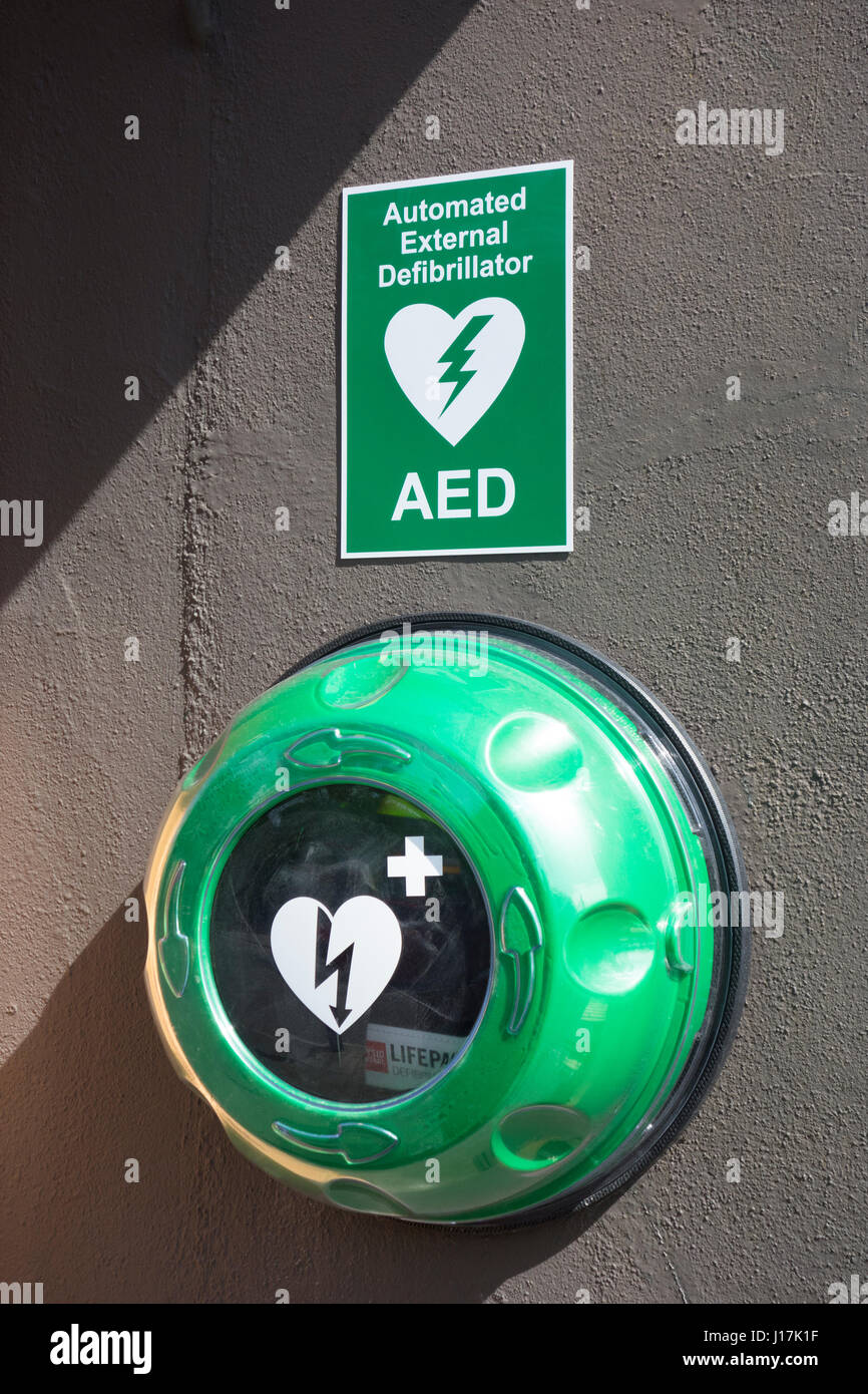 First aid defibrillator hi-res stock photography and images - Alamy